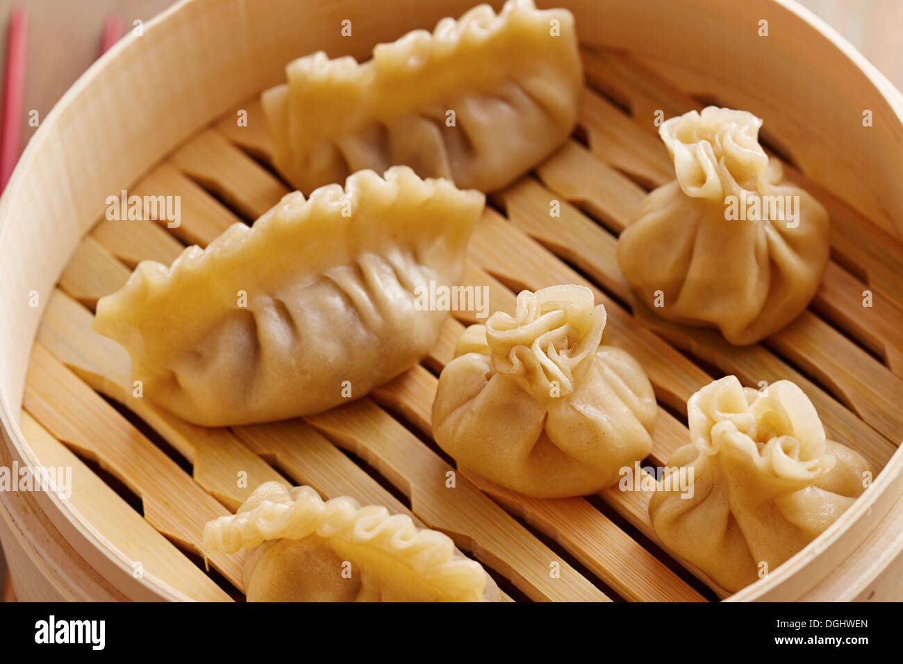 Homemade dim-sum asian dumplings on a traditional bamboo steamer Stock ...