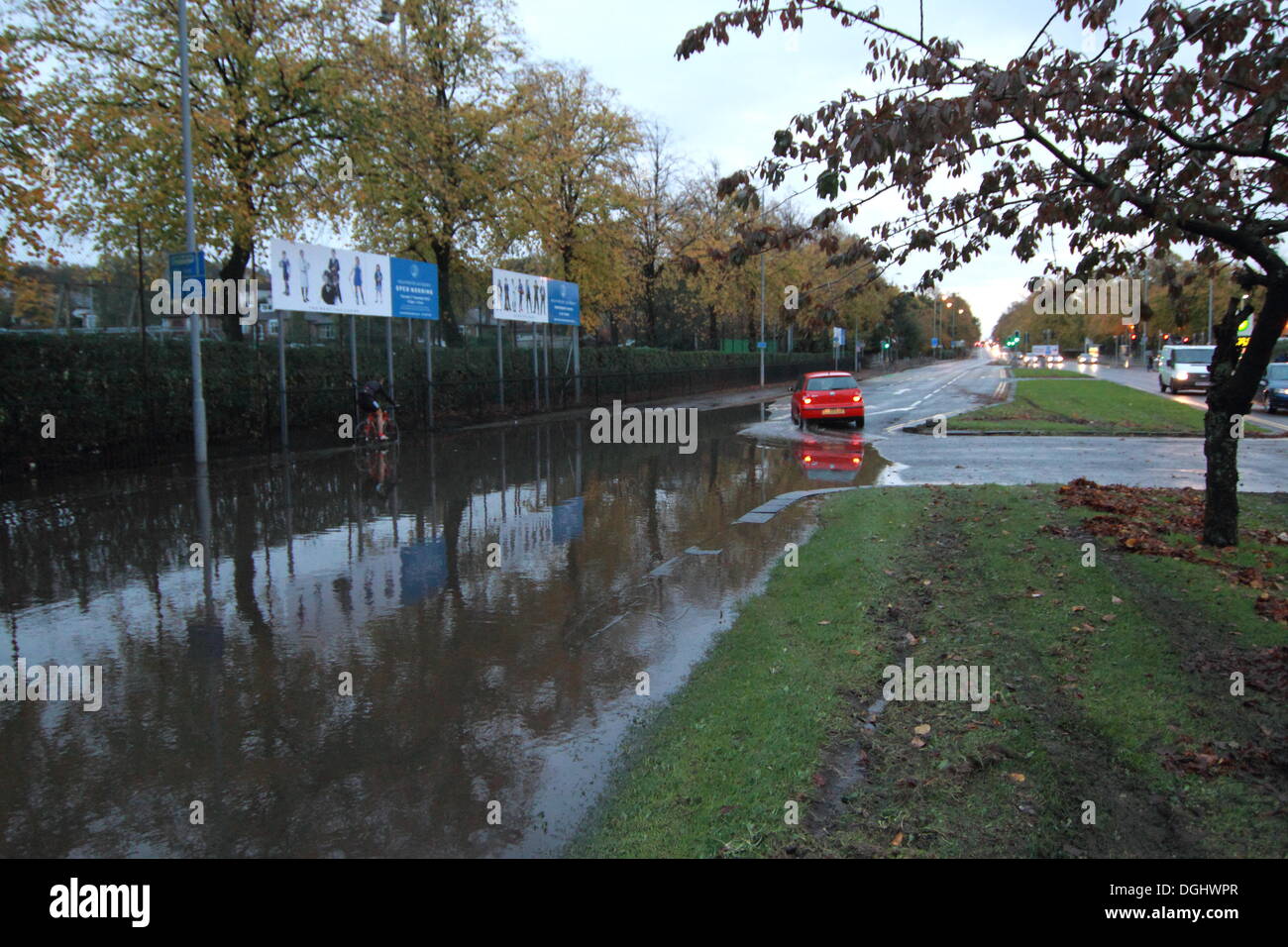 Glasgow, UK. 22nd Oct, 2013. Major flooding at A82 Great Western Road ...