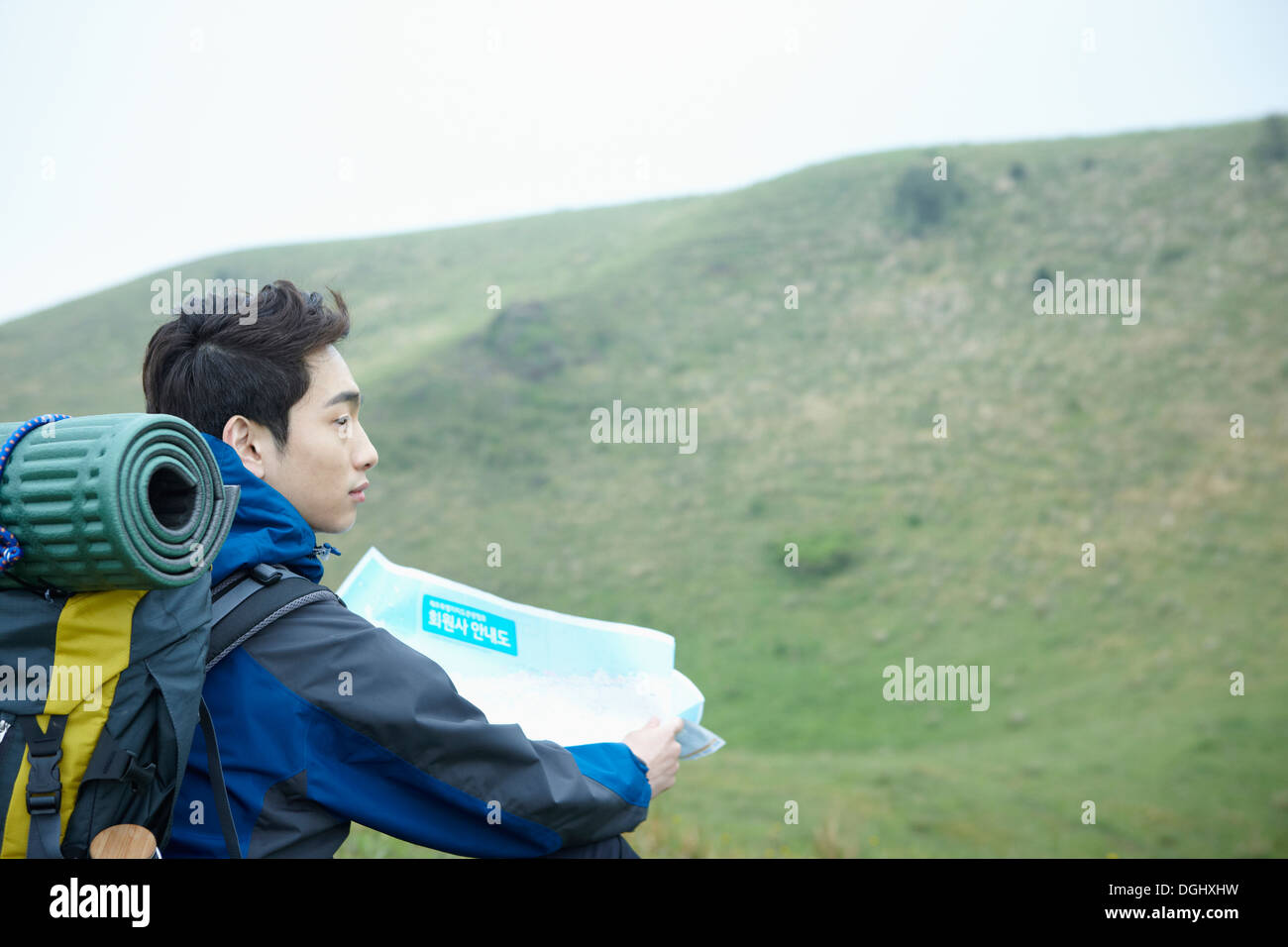 Man looking at a map hi-res stock photography and images - Alamy