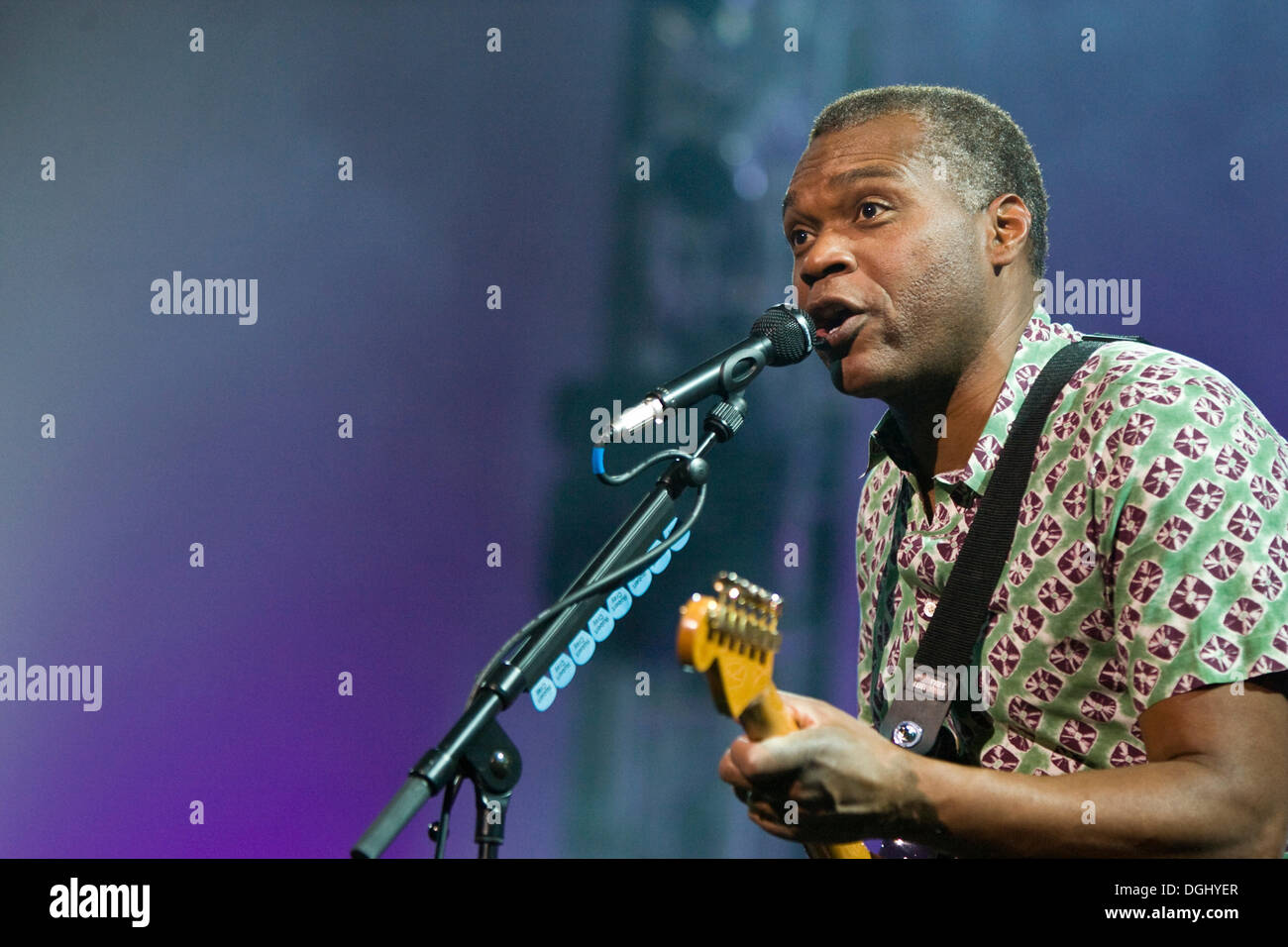 Blues guitarist singer hi-res stock photography and images - Alamy