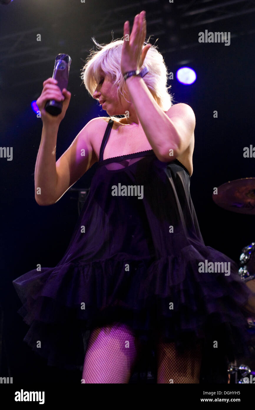 Els Pynoo, singer of the Belgian band Vive la Fête, live at the Heitere ...