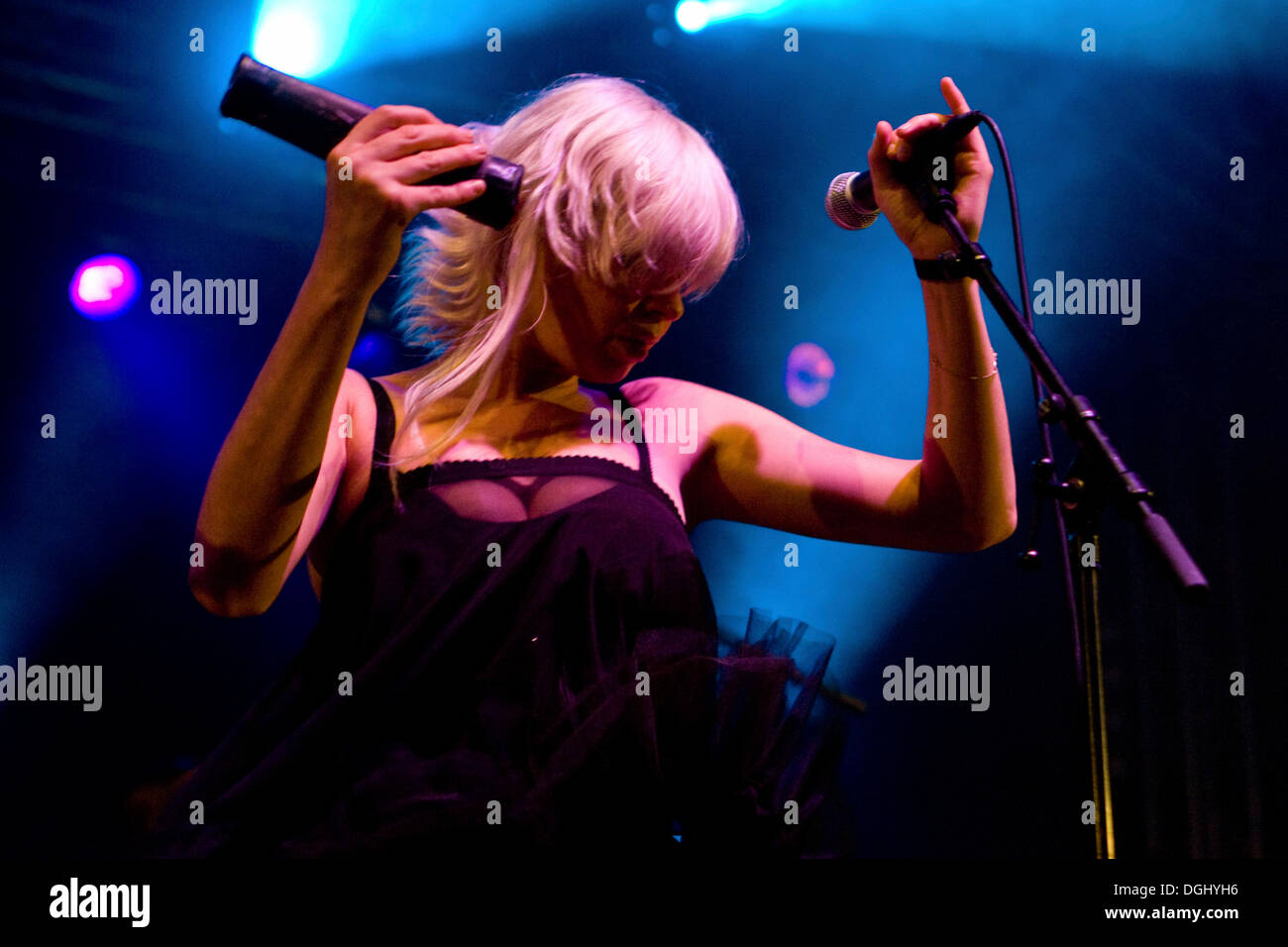 Els Pynoo, singer of the Belgian band Vive la Fête, live at the Heitere ...