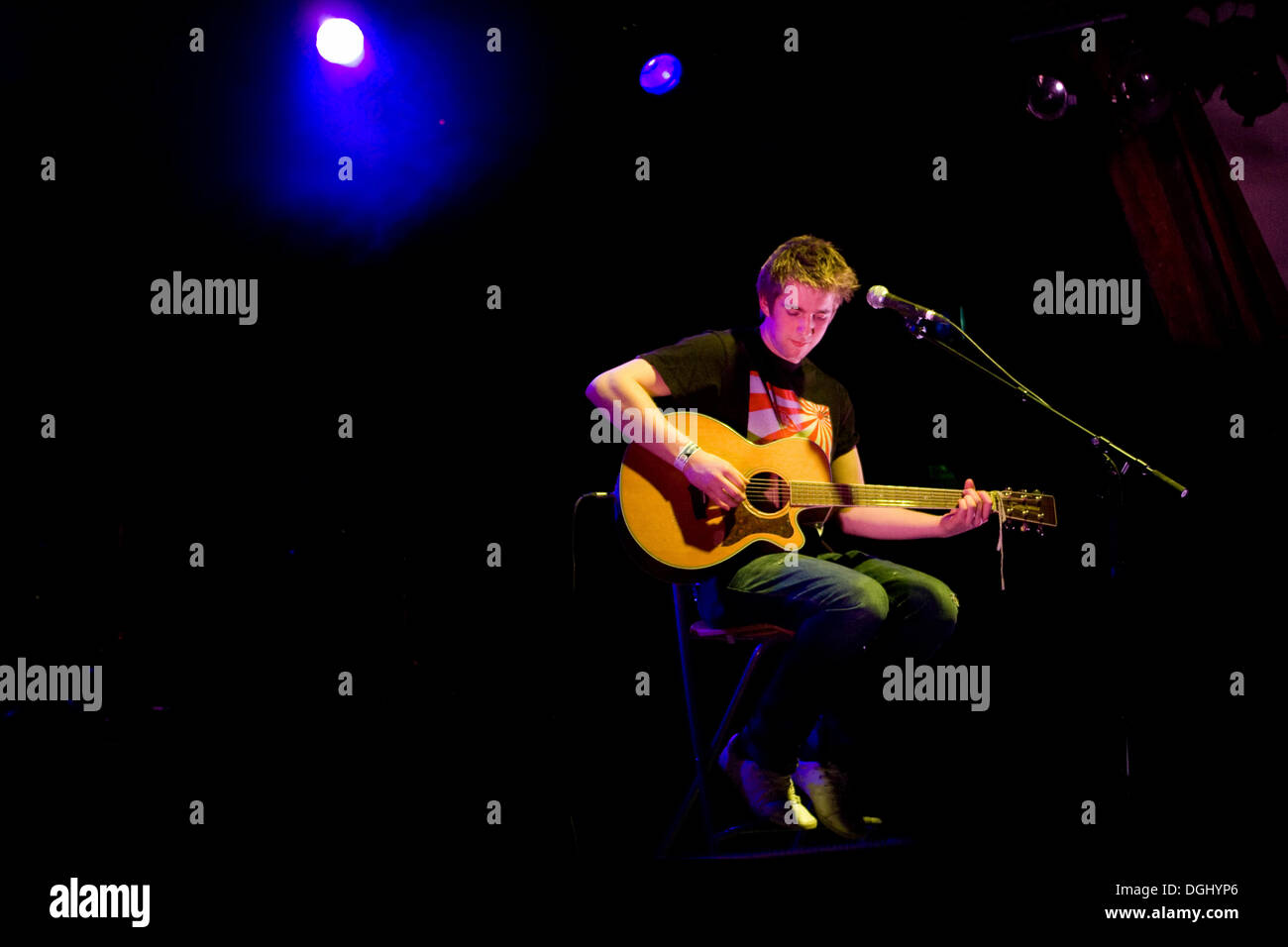 British singer-songwriter Mike Dignam live in the Schueuer concert ...