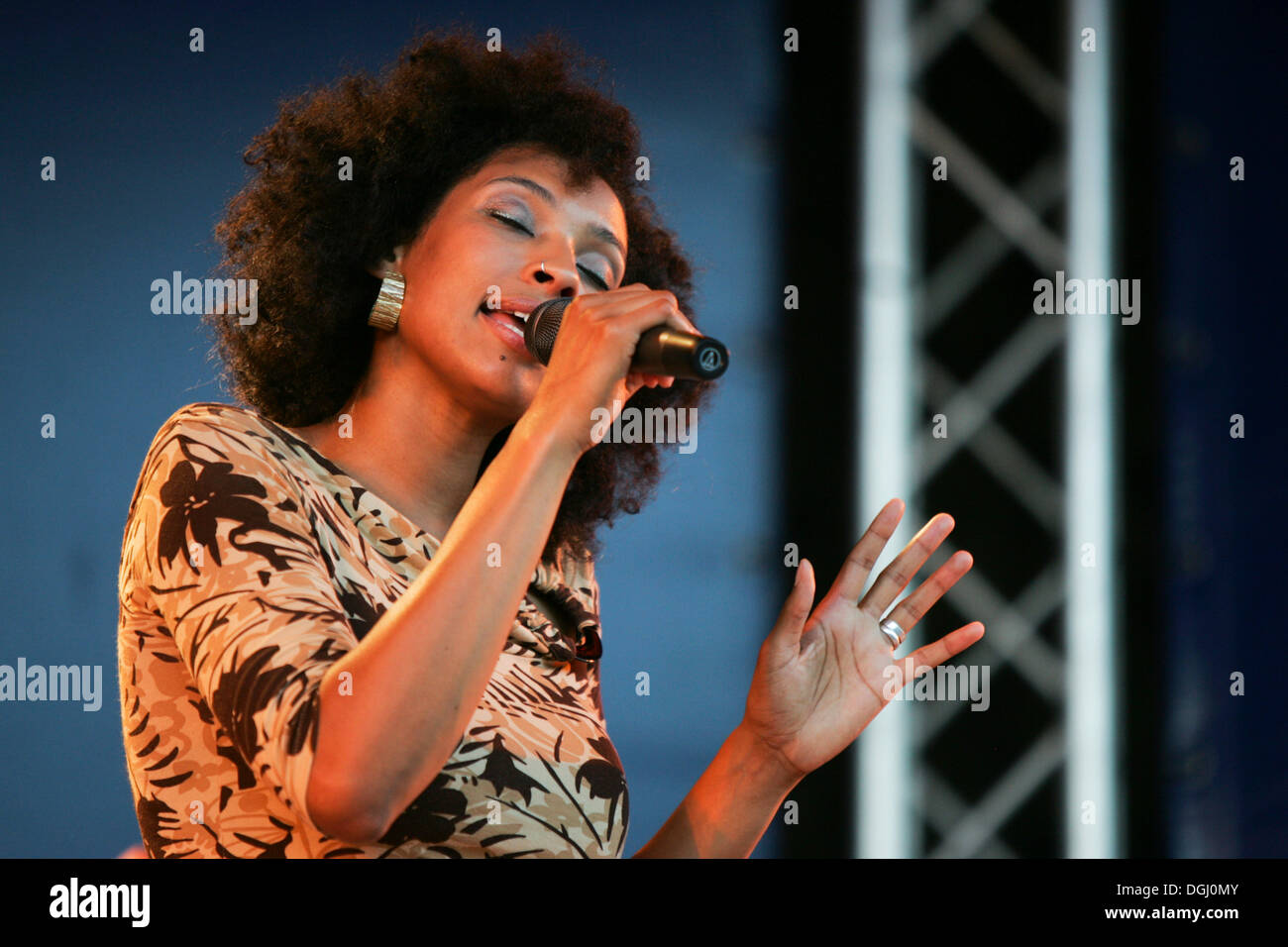 Tokunbo Akinro, singer and frontwoman of the German acoustic soul band ...