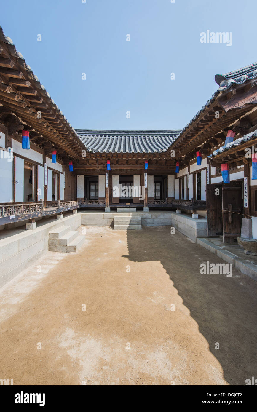 a traditional Korean building Stock Photo - Alamy