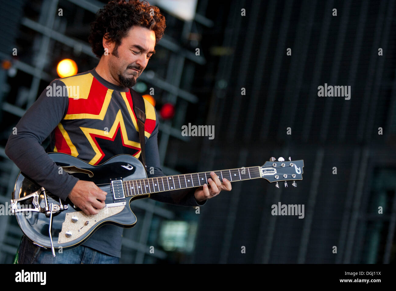 Leopoldo Giannola, guitarist of the French singer and songwriter ...