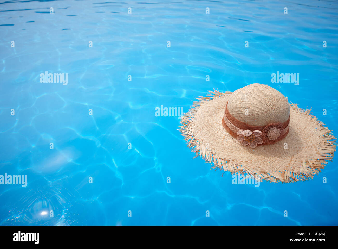 Straw hat from above hi-res stock photography and images - Alamy