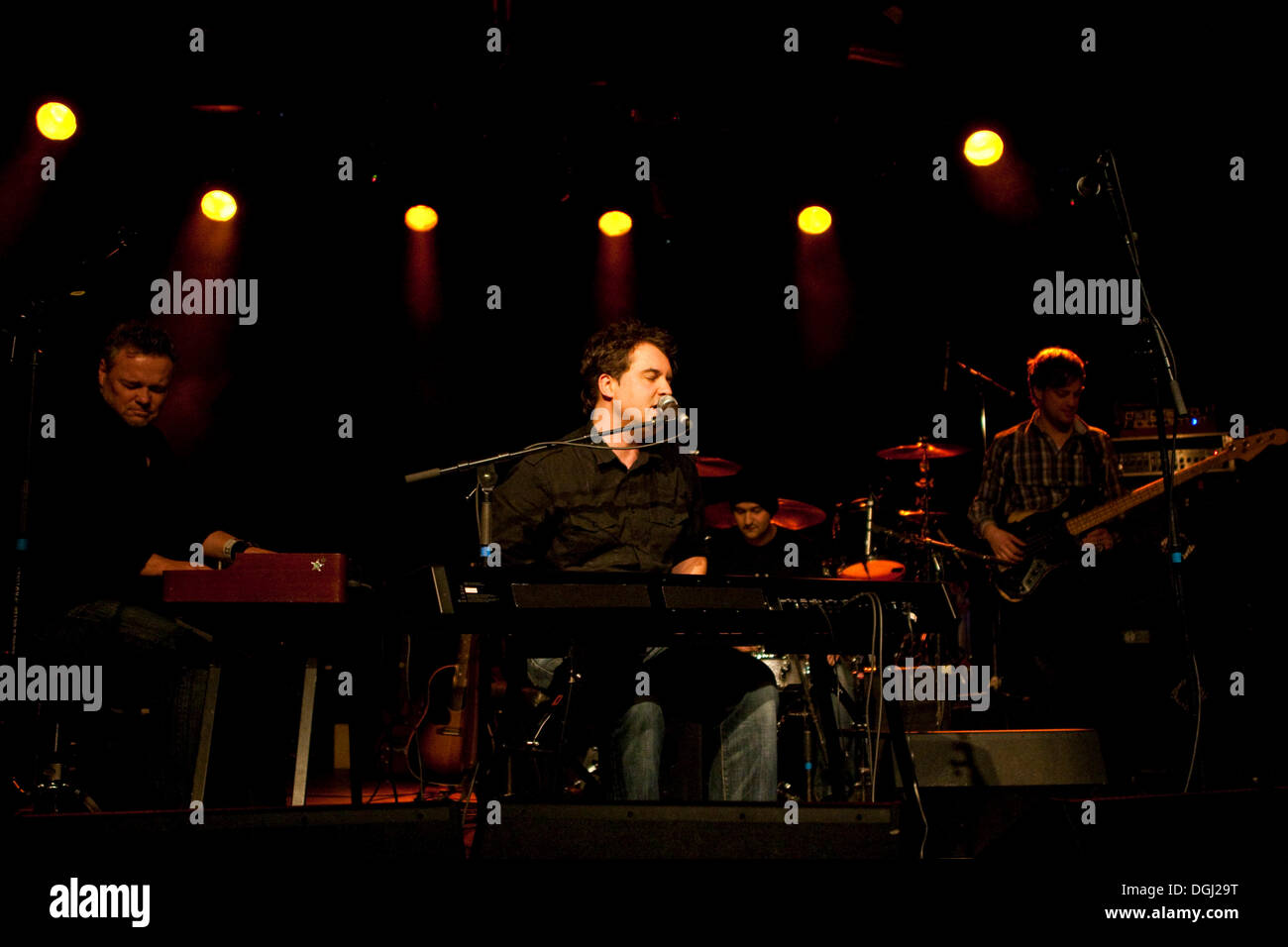 Swiss singer and songwriter Patrick Jonsson live in the Schueuer ...