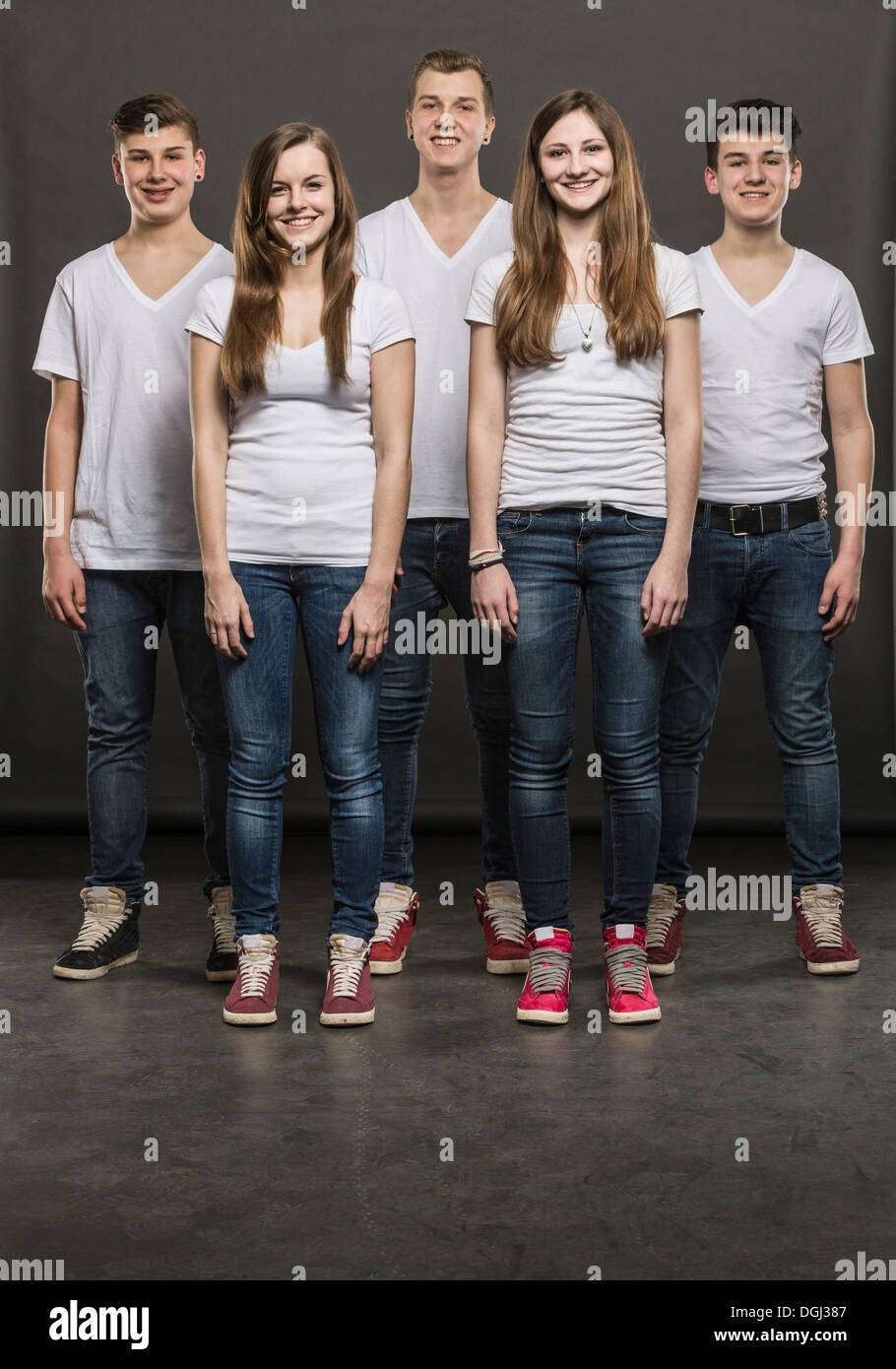 Group of teenagers male female hi-res stock photography and images - Alamy