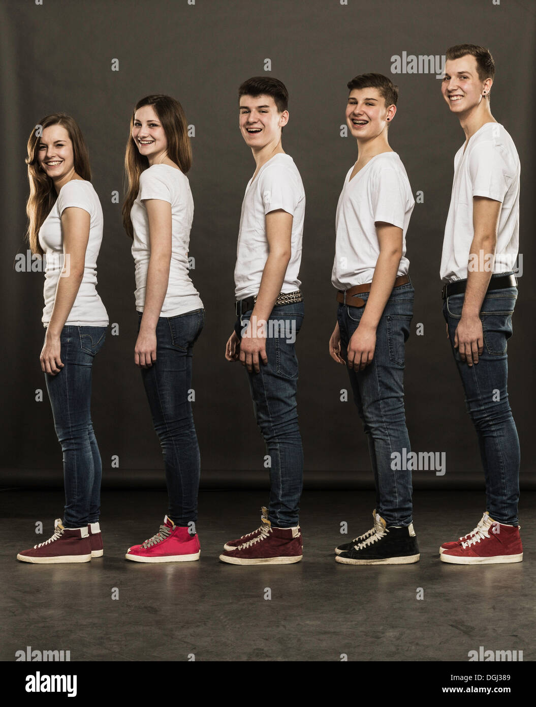 Group of teenagers looking camera hi-res stock photography and images ...