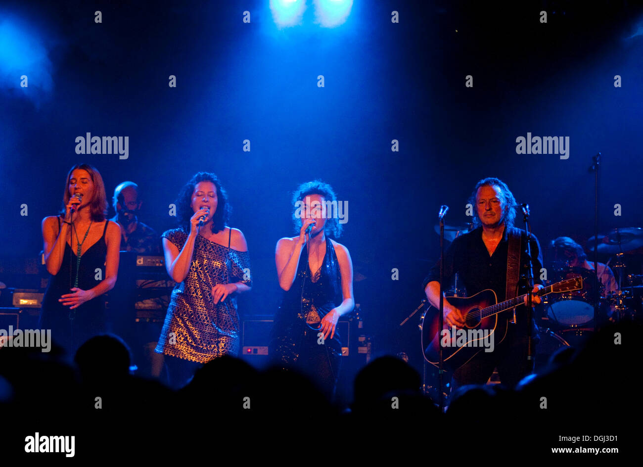 Backup guitarist hi-res stock photography and images - Alamy