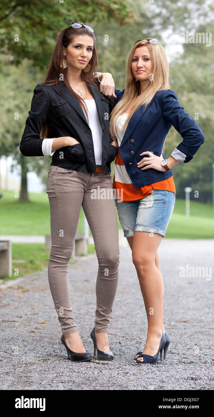 Two young women in park hi-res stock photography and images - Alamy
