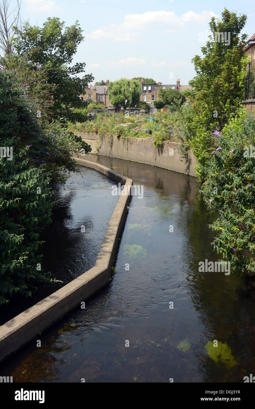 River wandle flows through earlsfield hi-res stock photography and ...
