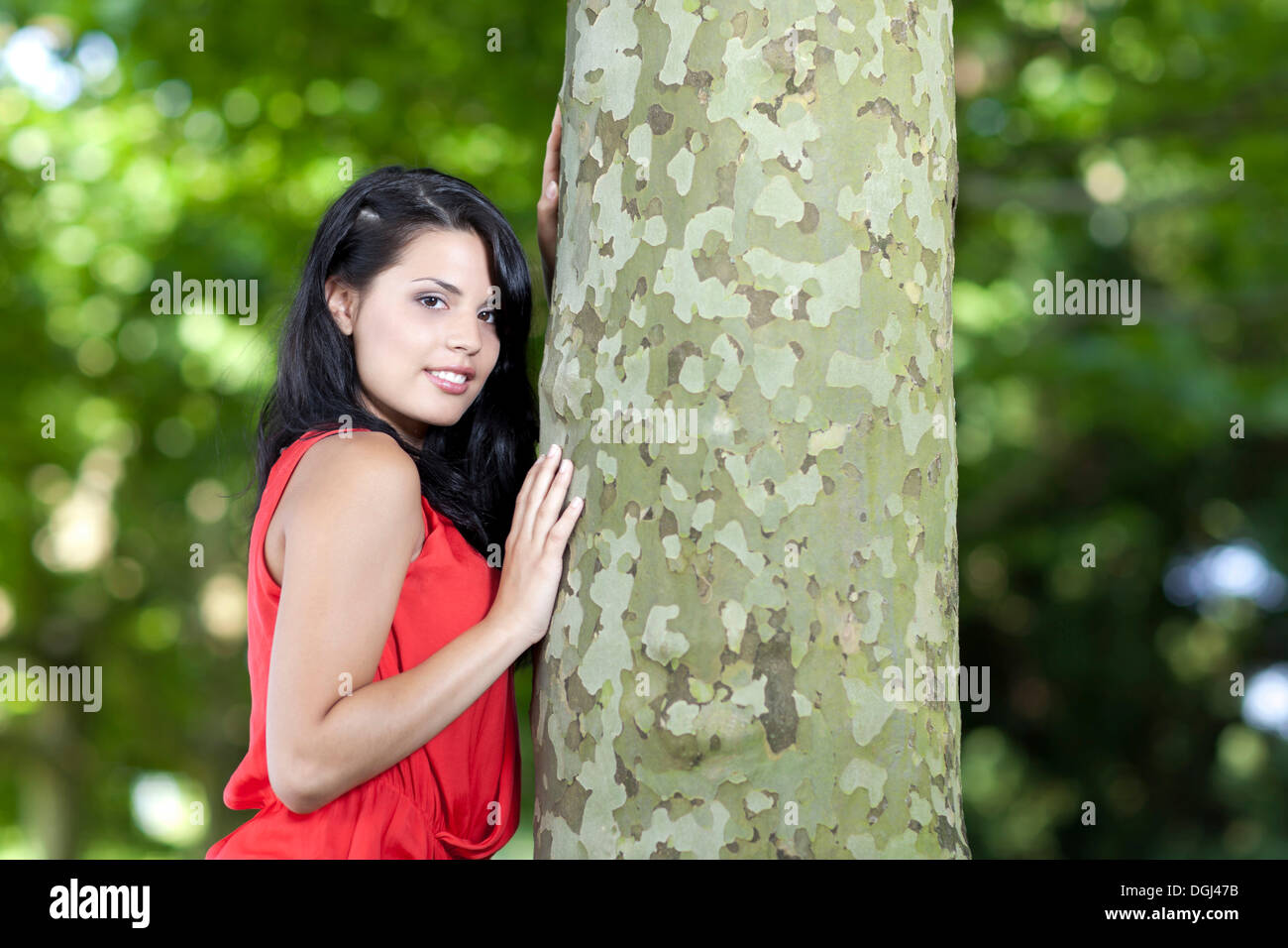 Lean against tree hi-res stock photography and images - Alamy