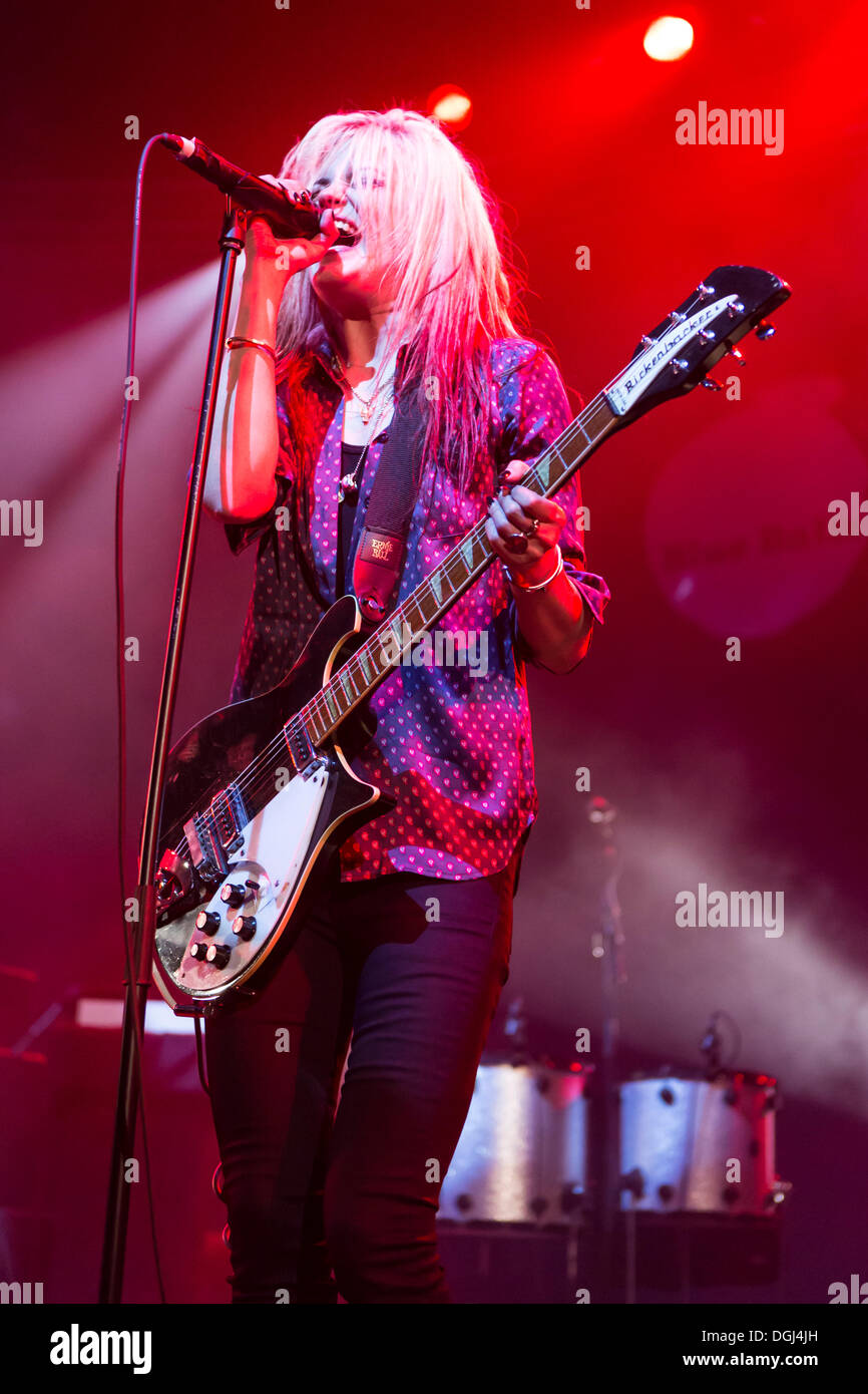 Singer Alison Mosshart of the Anglo-American rock band "The Kills ...