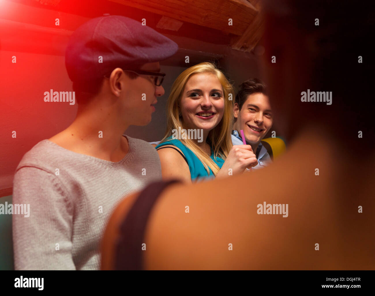 Group friends smiling hi-res stock photography and images - Alamy