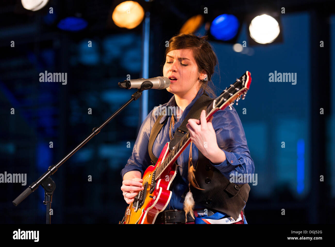 Female singer with guitar playing outside hi-res stock photography and ...
