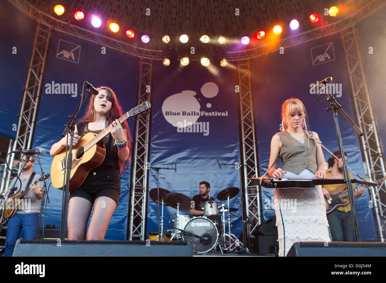Rebecca And Megan Lovell Of The U S American Sisters Band Larkin Poe