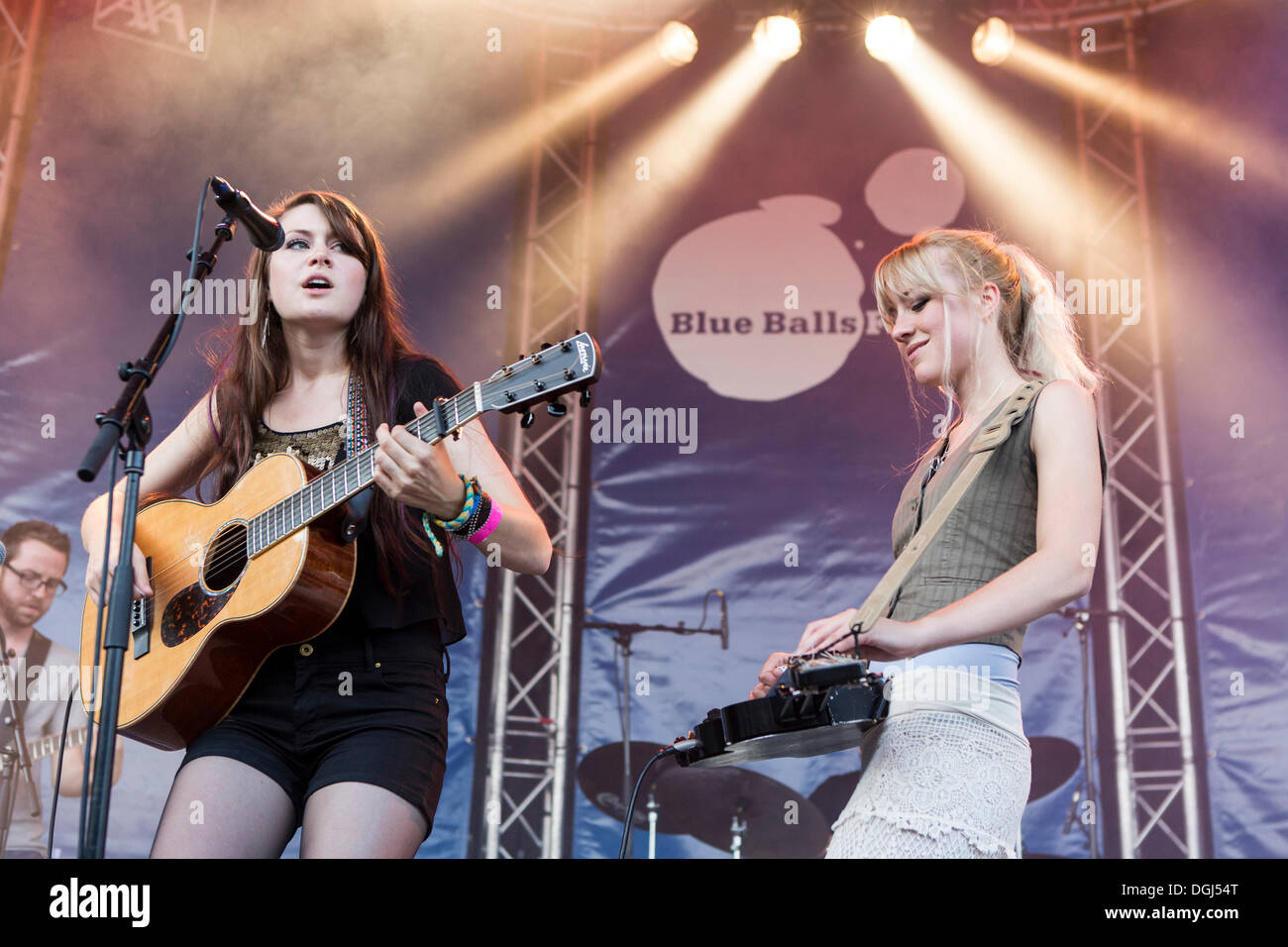 Rebecca And Megan Lovell Of The U S American Sisters Band Larkin Poe
