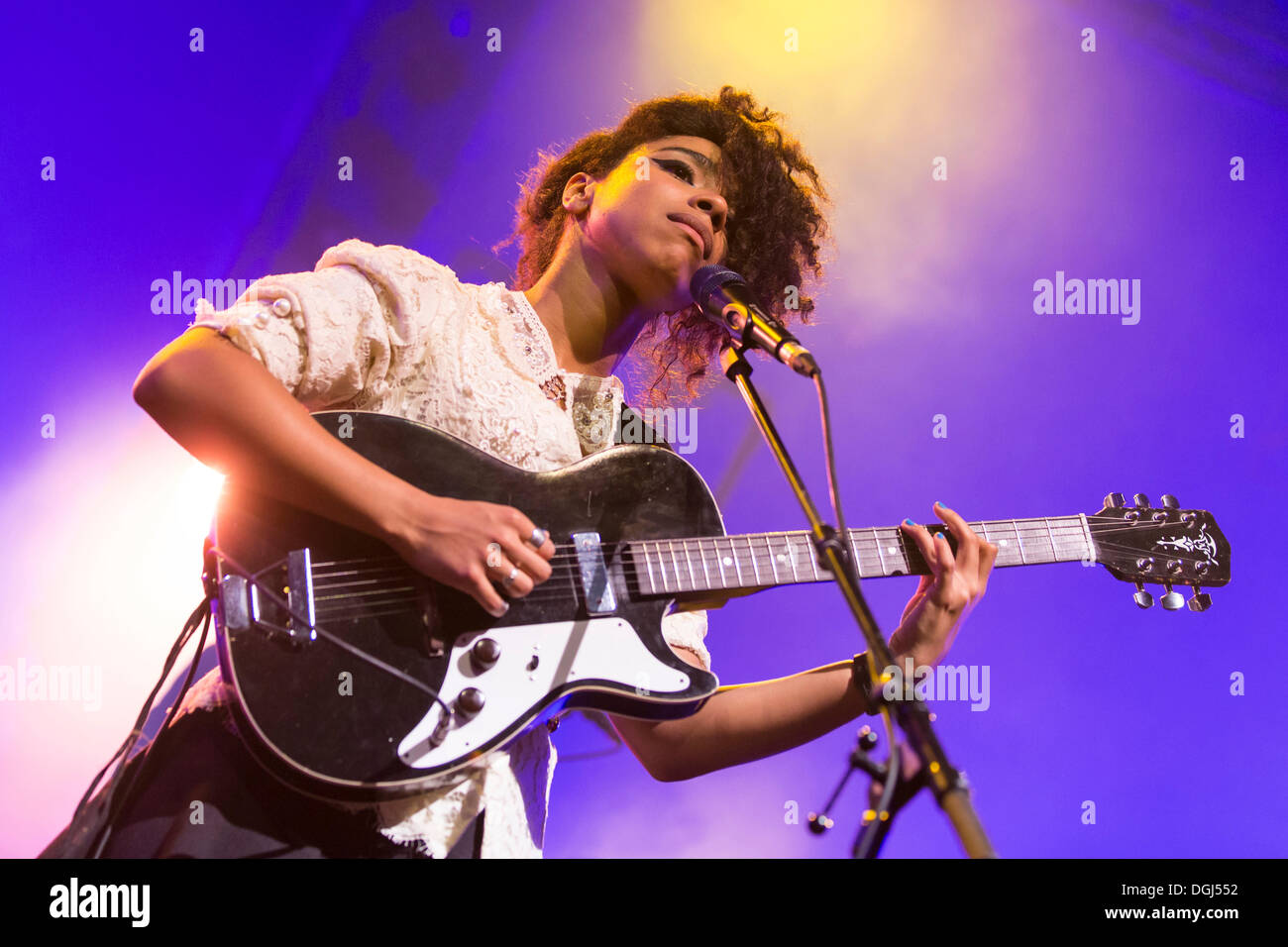 British singer songwriter pianist hi-res stock photography and images ...