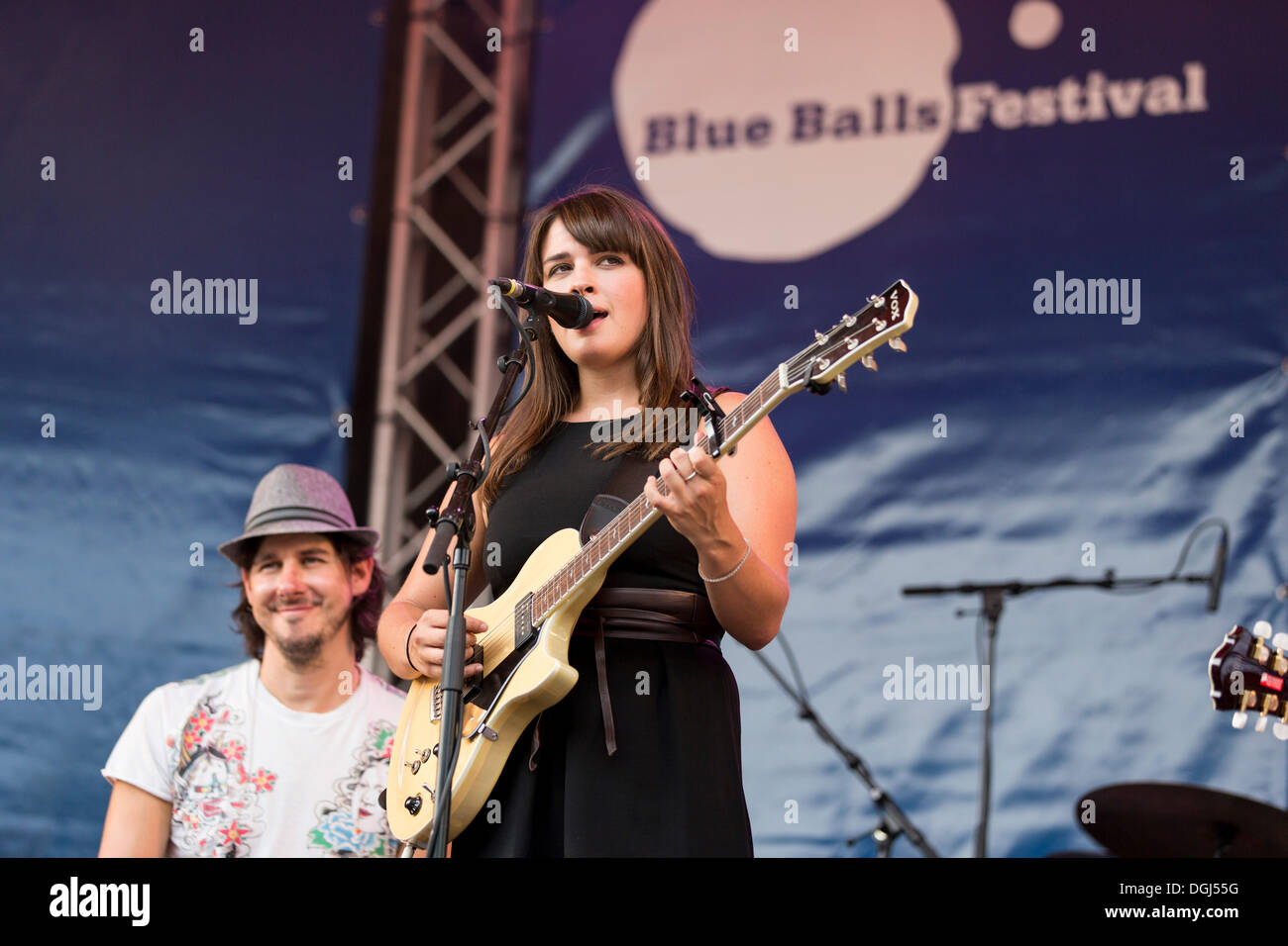 African american male singer hi-res stock photography and images - Alamy