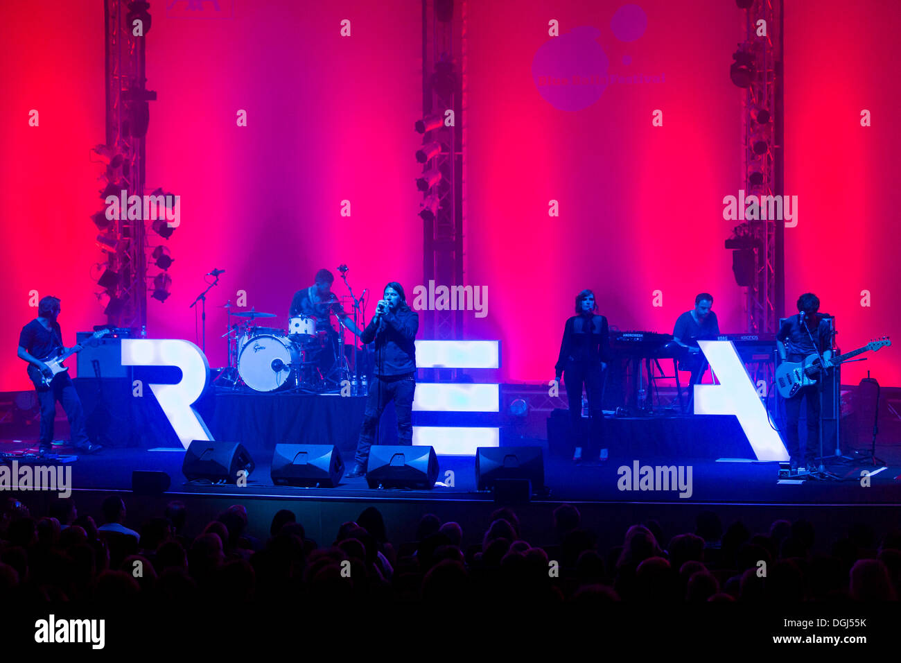 Singing at the concert hi-res stock photography and images - Alamy