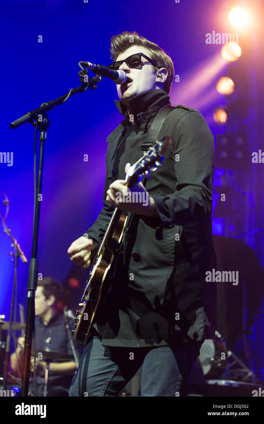 English male guitarists hi-res stock photography and images - Alamy