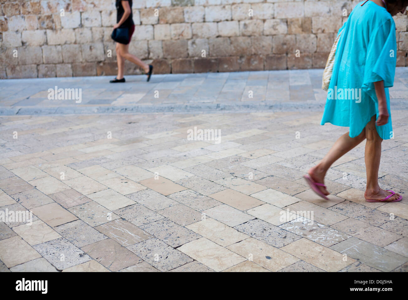 Strangers walking hi-res stock photography and images - Alamy