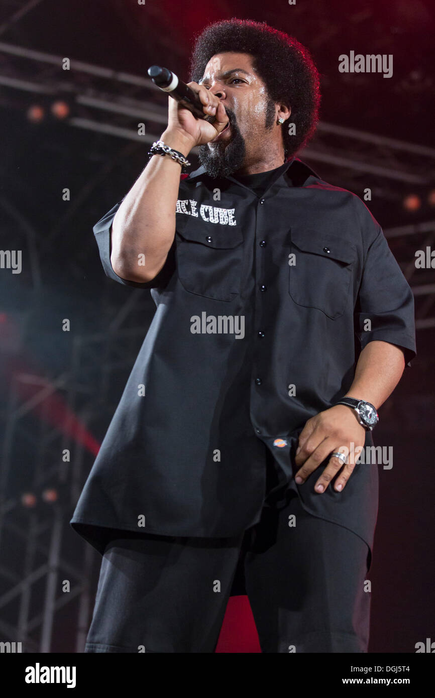 Outdoor performance african american hi-res stock photography and ...