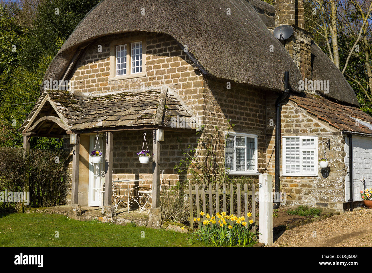 Cottage style small hi-res stock photography and images - Alamy