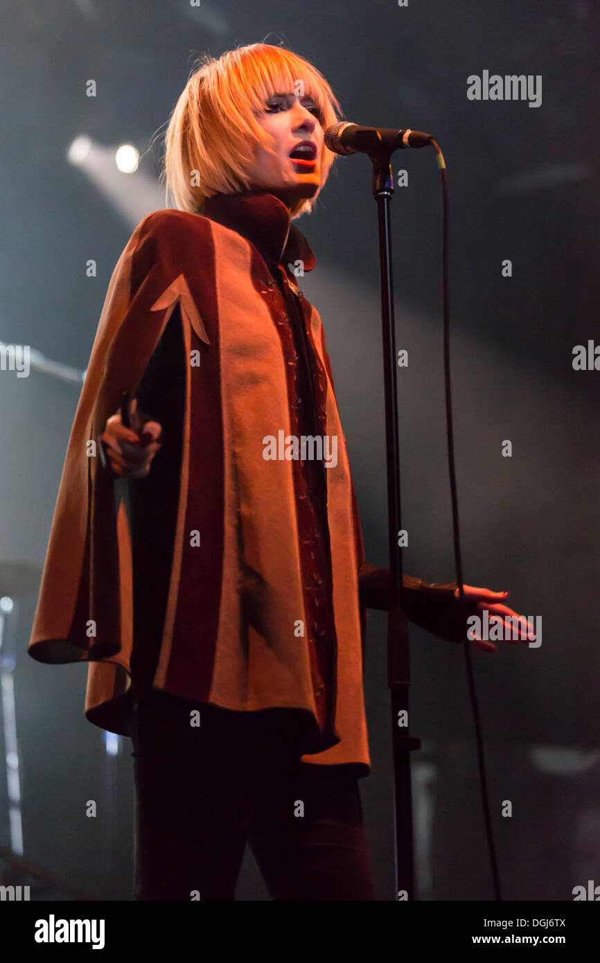 Lisa Elle, singer and front woman of the British band "Dark Horses ...