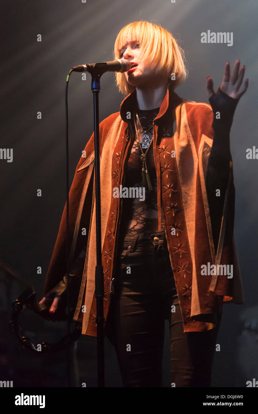 Lisa Elle, singer and front woman of the British band "Dark Horses ...