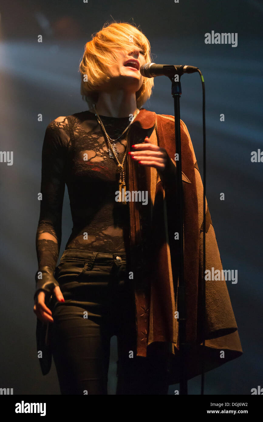 Lisa Elle, singer and front woman of the British band "Dark Horses ...