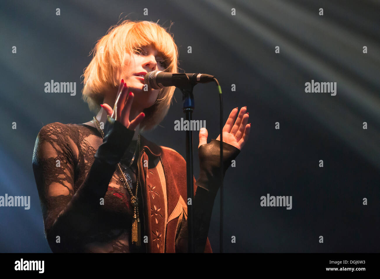 Lisa Elle, singer and front woman of the British band "Dark Horses ...