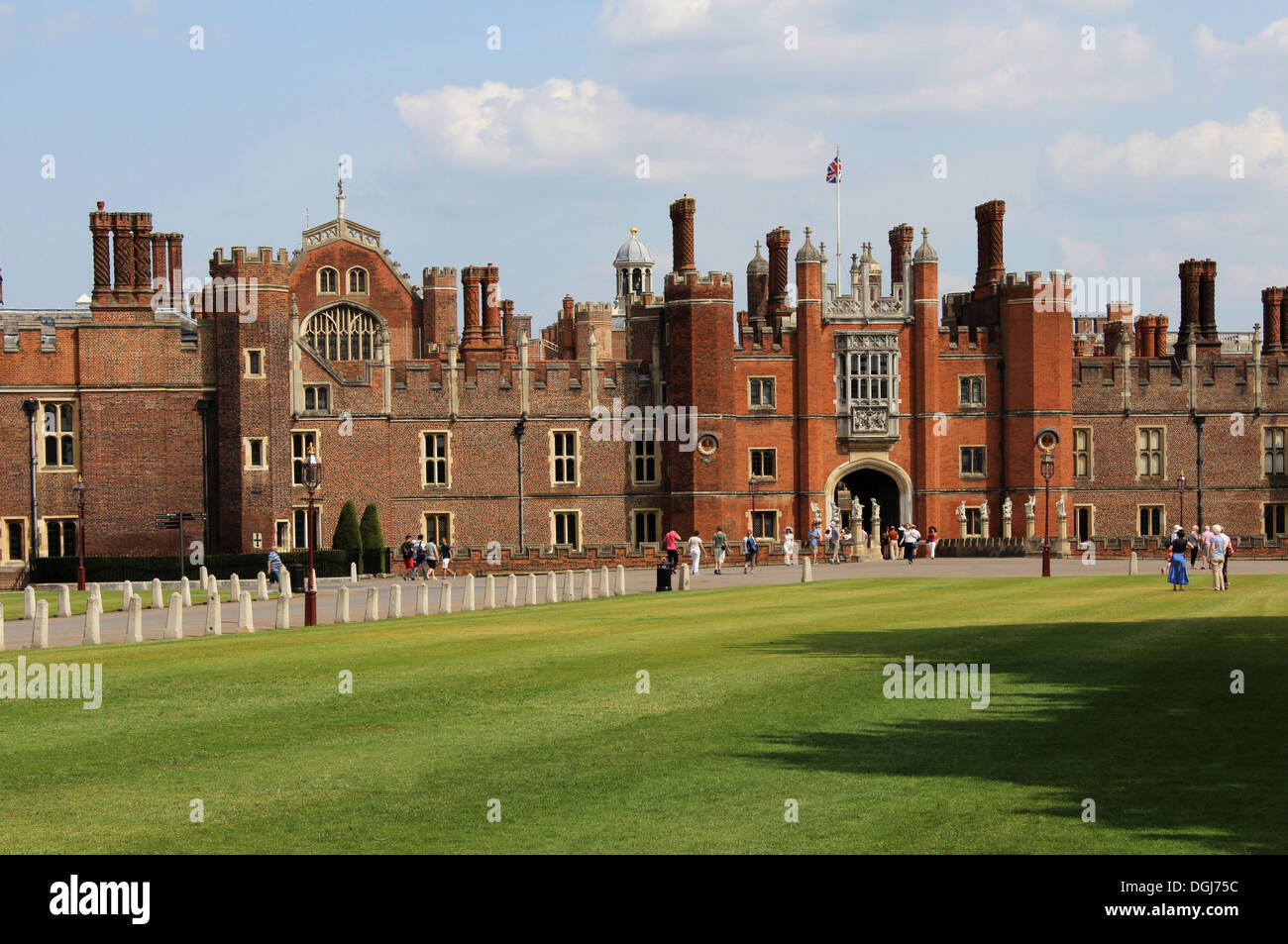 Great gatehouse hampton court palace hi-res stock photography and ...