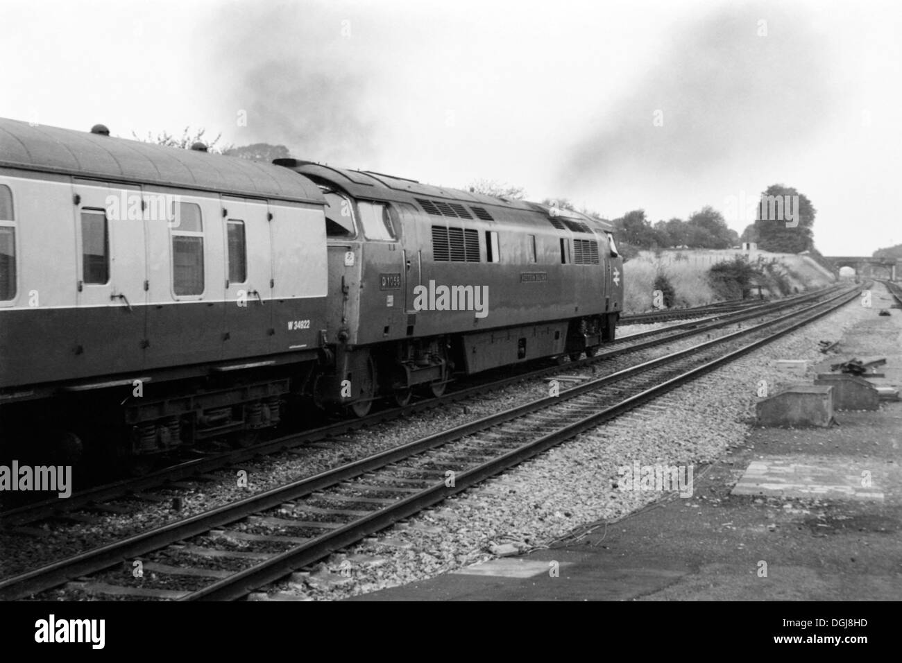 western class diesel locomotive d1056 sultan leaves didcot station ...