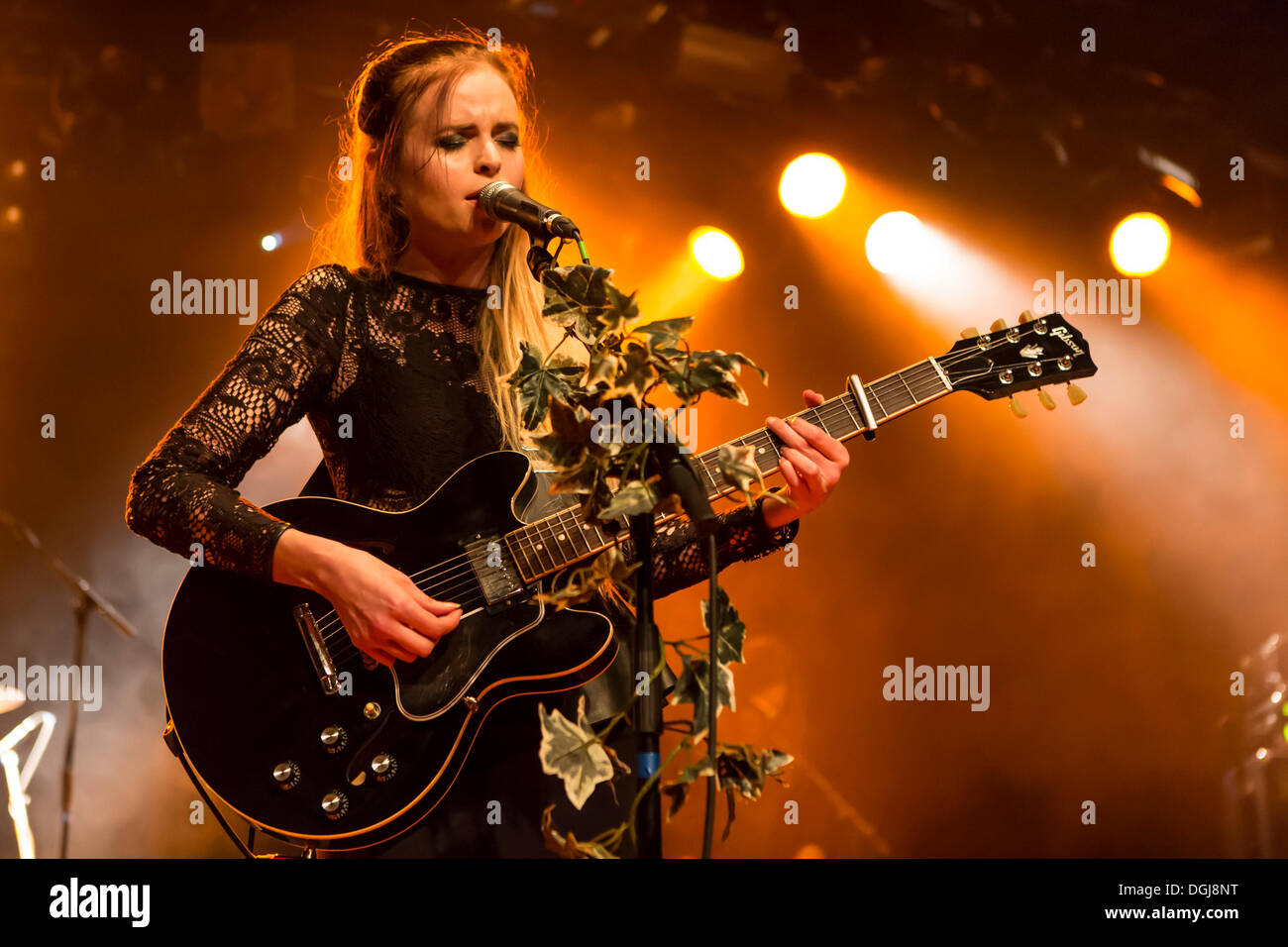 Folk singer guitar female hi-res stock photography and images - Alamy