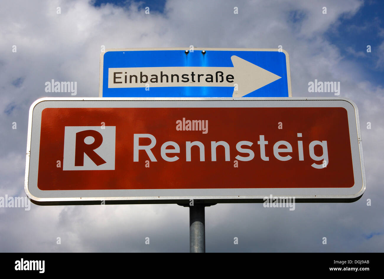 Pathway signs hi-res stock photography and images - Alamy