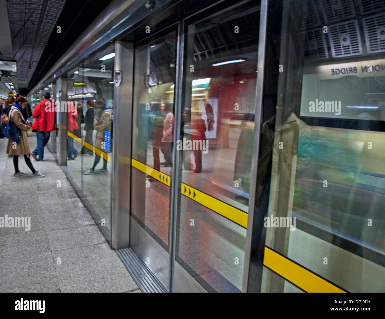 Jubilee line platform london bridge hi-res stock photography and images ...