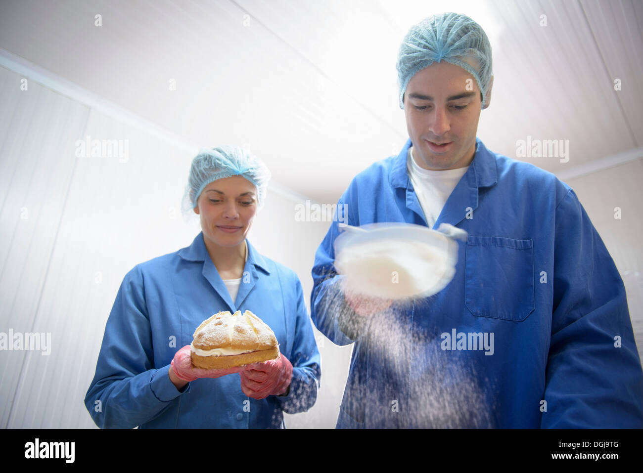 Dusting sugar sieve hi-res stock photography and images - Alamy