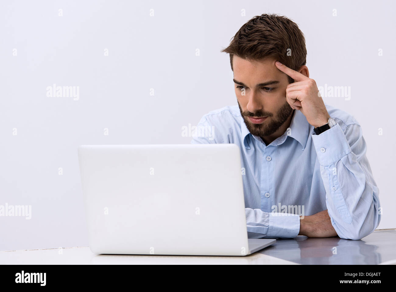 Man sitting down office hi-res stock photography and images - Alamy