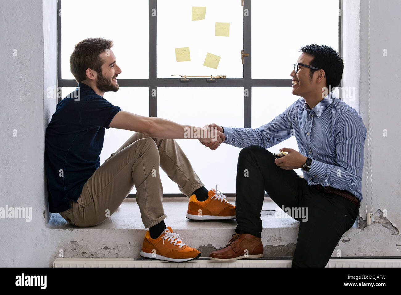 Working team shaking hands hi-res stock photography and images - Alamy