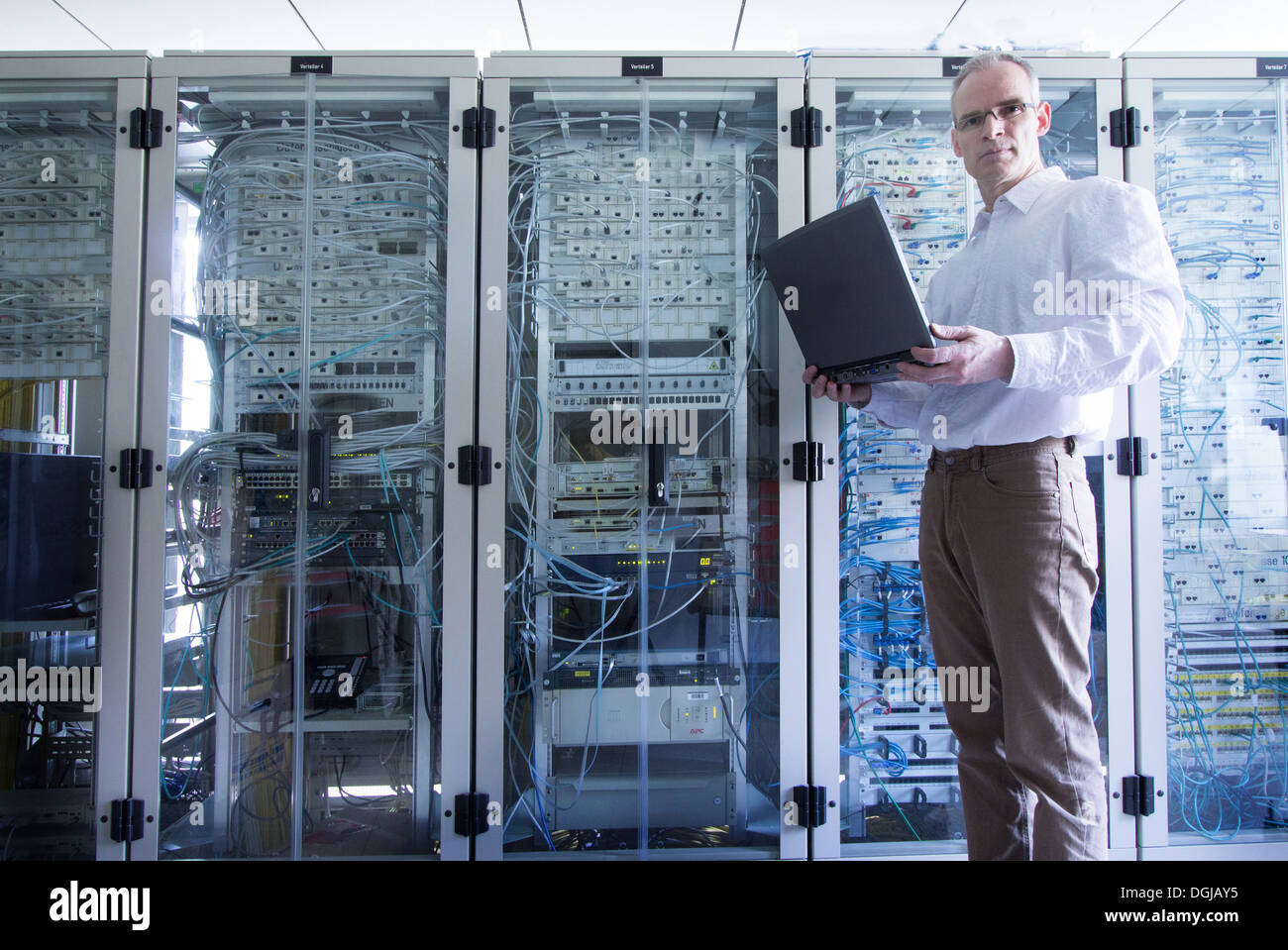 Service technician computer server hi-res stock photography and images ...