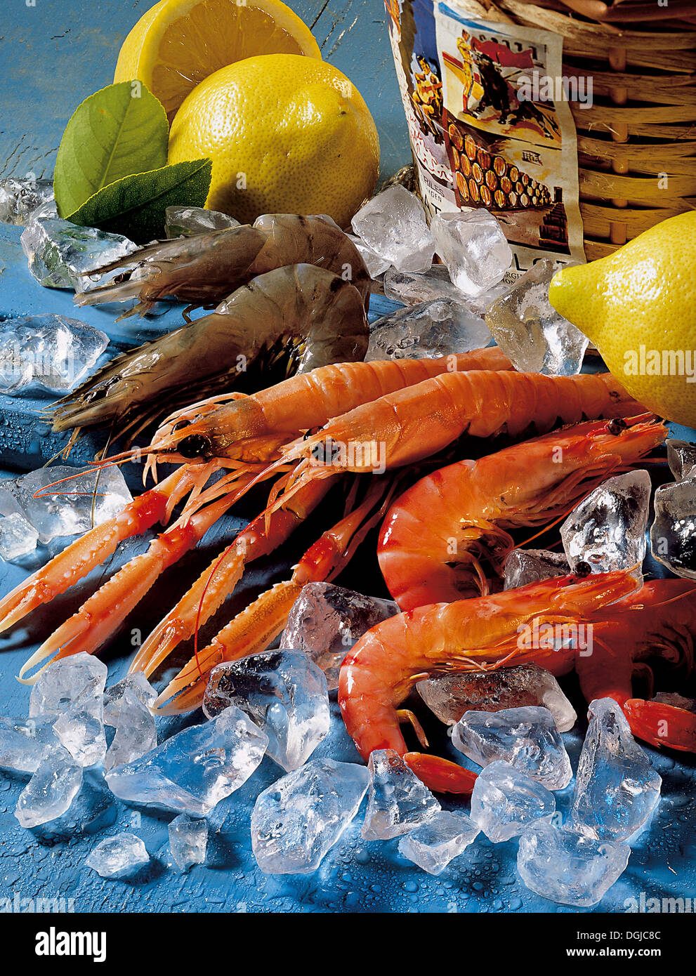 Shrimps and prawns, uncooked Stock Photo - Alamy