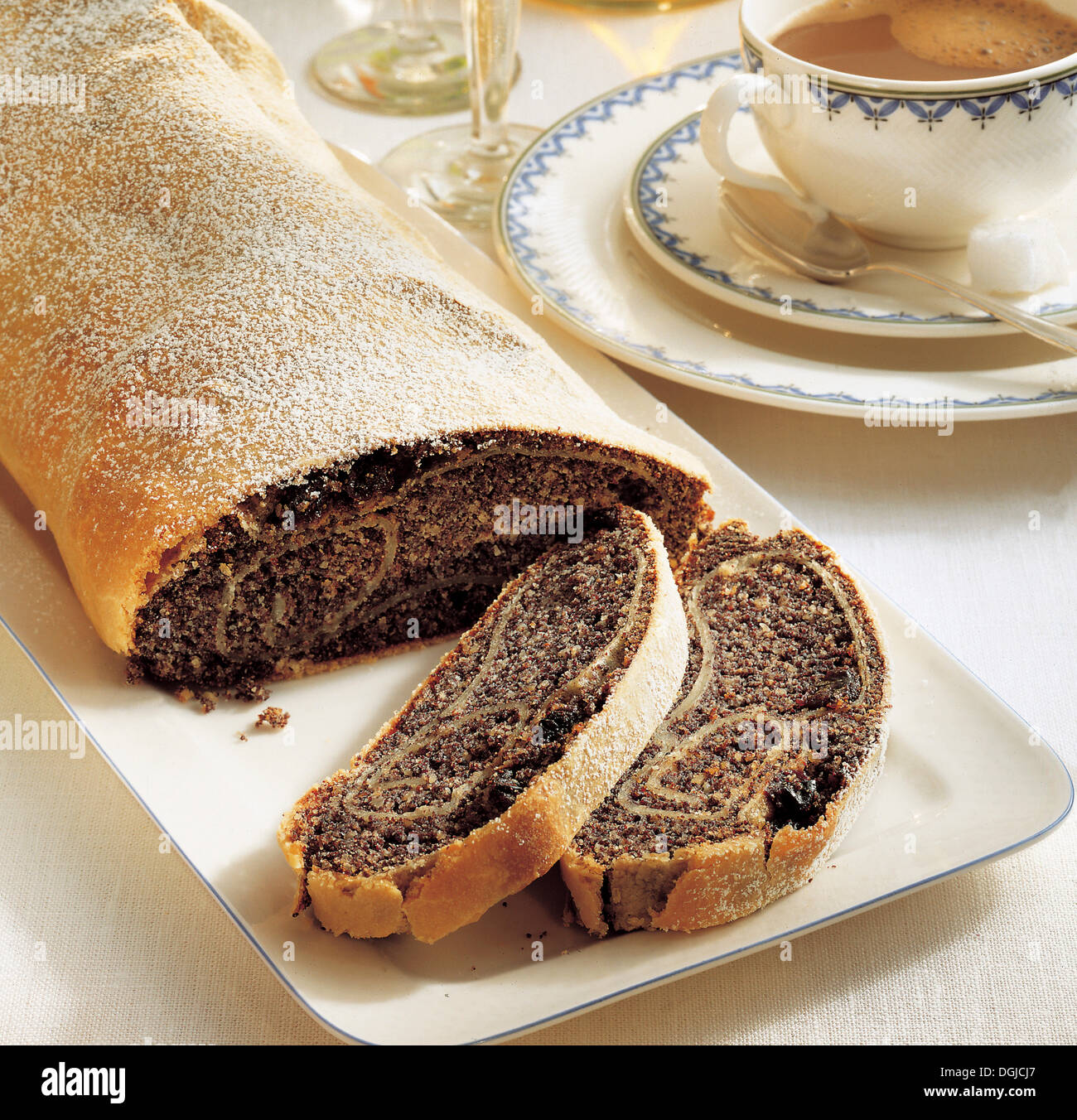 Strudel poppy seeds raisins hi-res stock photography and images - Alamy