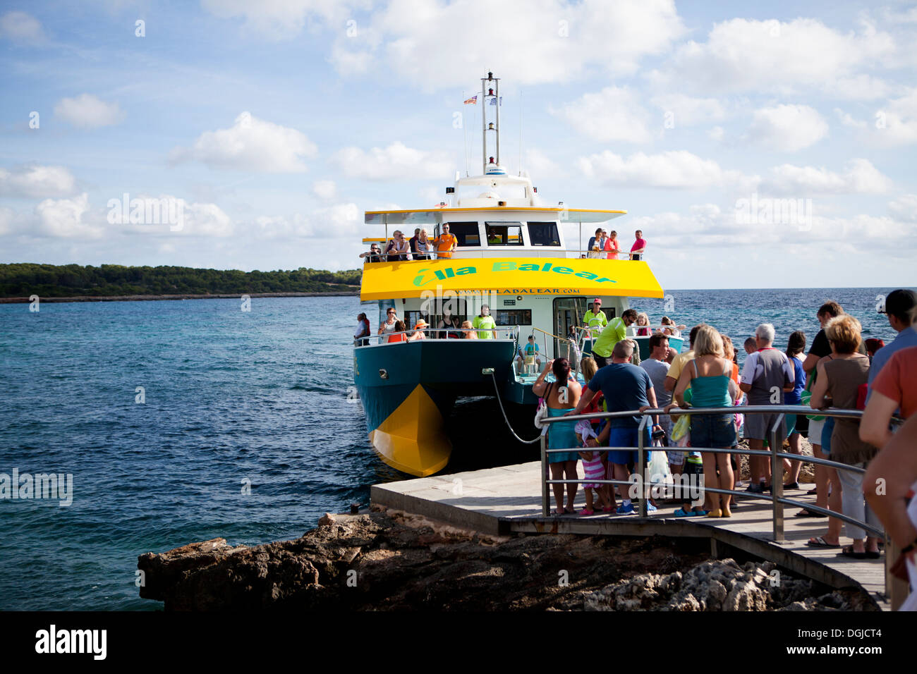 Catamaran glass bottom boat trip hi-res stock photography and images ...