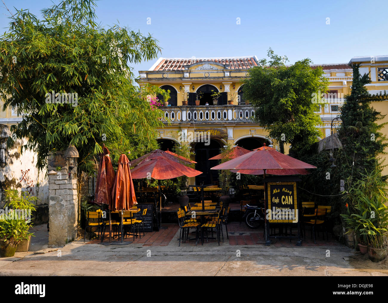 Sidewalk cafe in hoi vietnam hi-res stock photography and images - Alamy