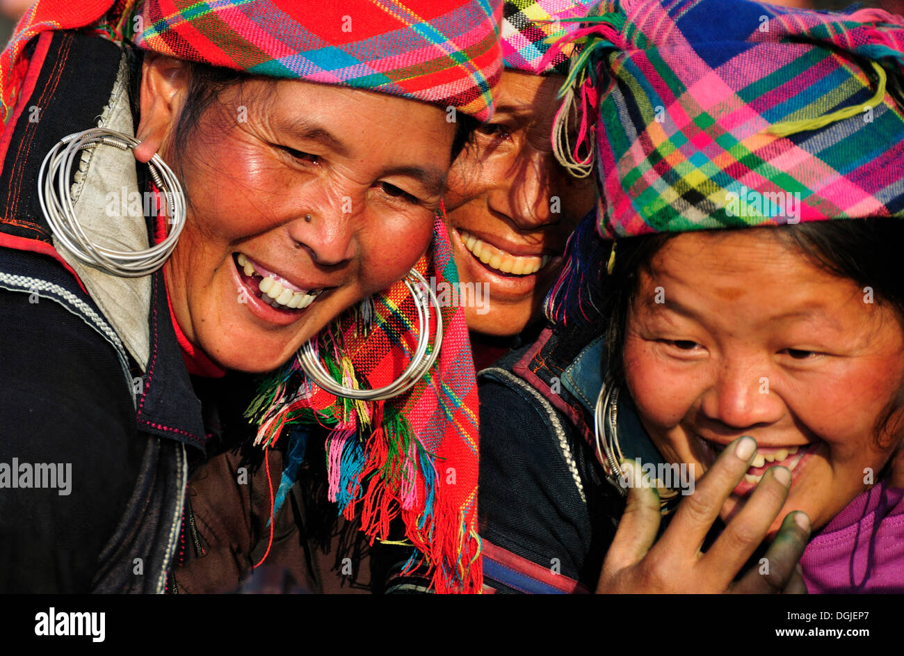 Women from the Black Hmong ethnic minority group at the market of Sapa ...