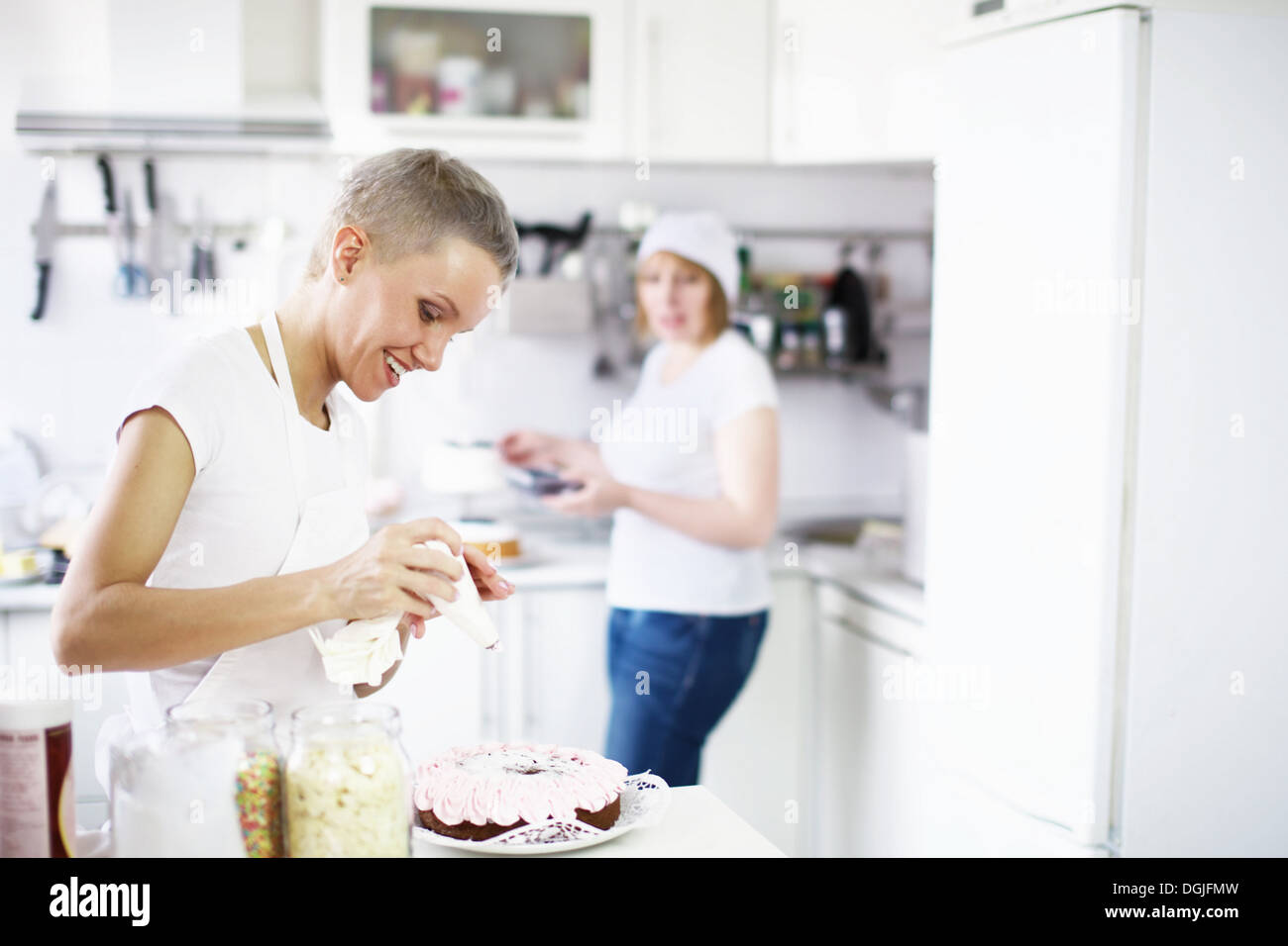 Baker icing cake hi-res stock photography and images - Alamy