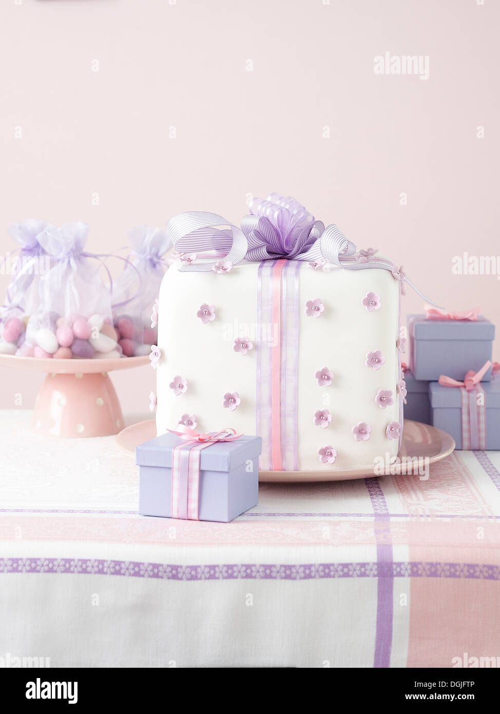 Wedding cake gift hi-res stock photography and images - Alamy